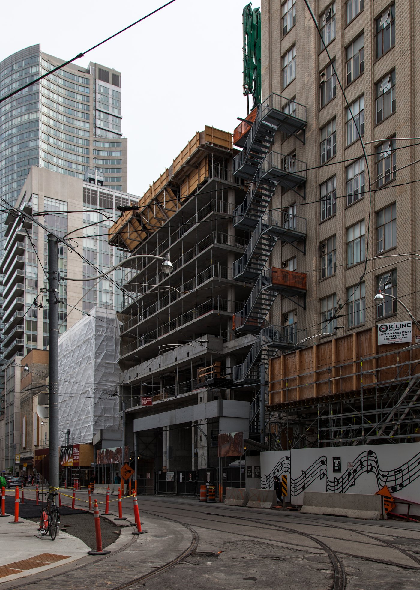 Construction of HNR Dundas Square Tower Progressing | UrbanToronto