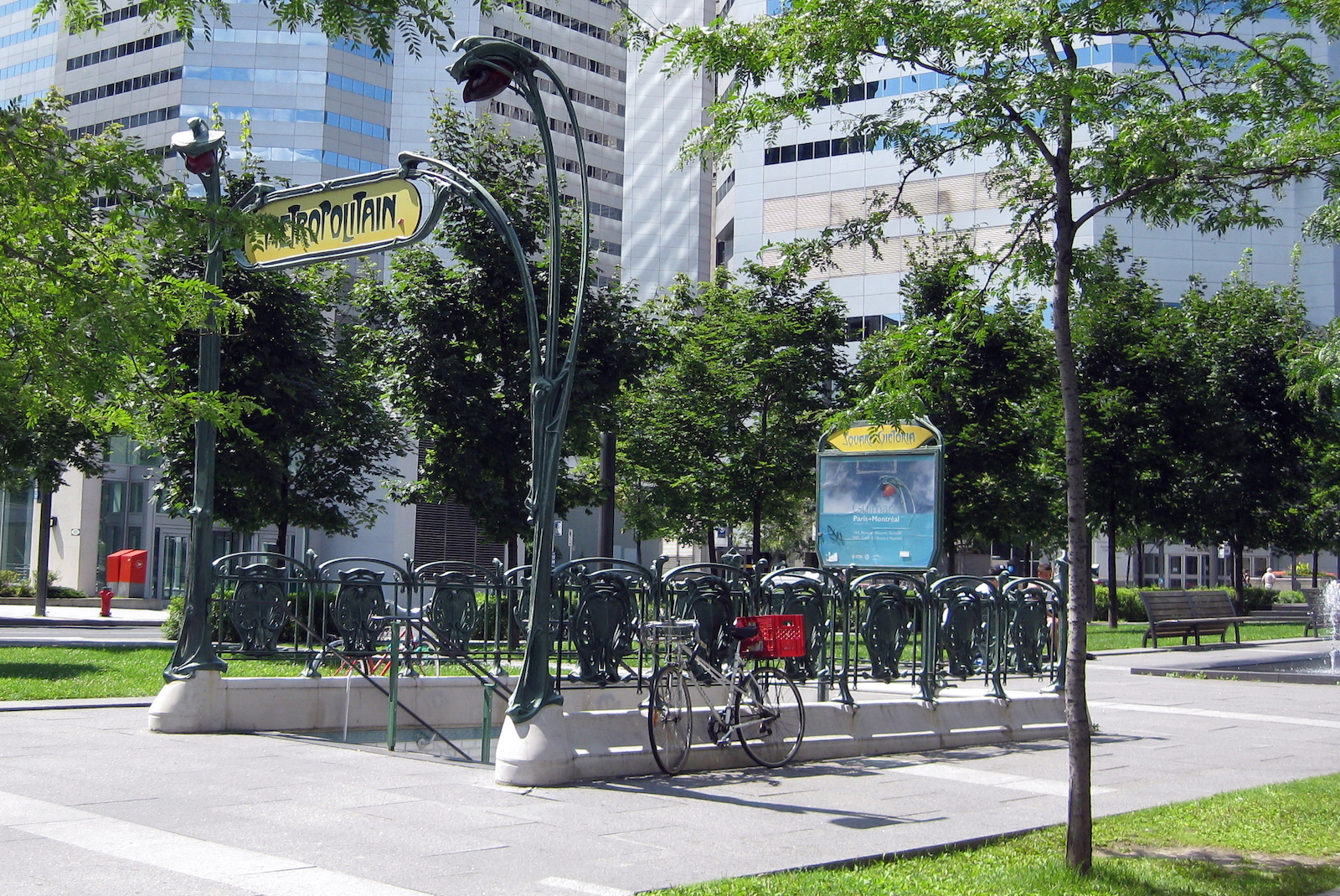 Architrivia: Midnight in Paris at the Montreal Metro | SkyriseCities