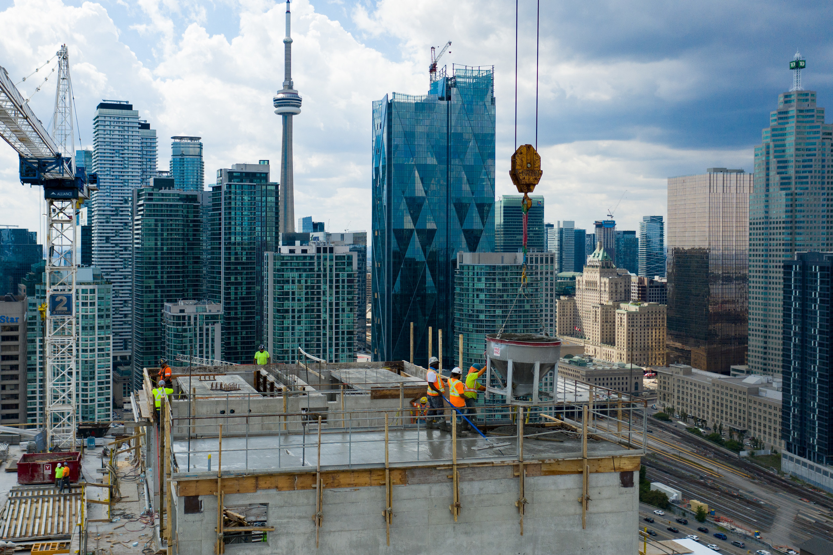 100 Queens Quay Office Tower Tops Off at 25 Storeys | UrbanToronto
