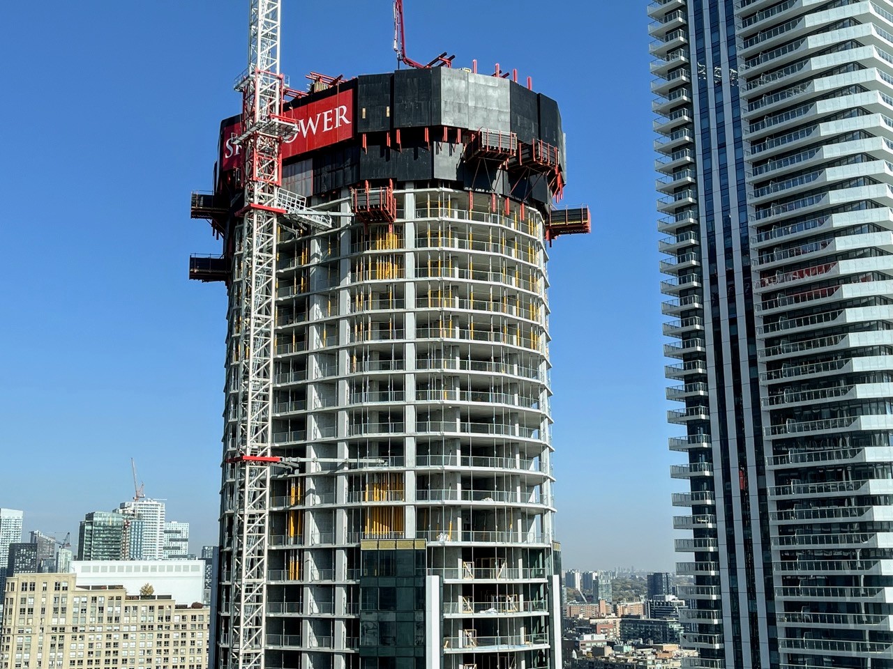 Pinnacle One Yonge Ascends Along With Its Tower Crane | UrbanToronto