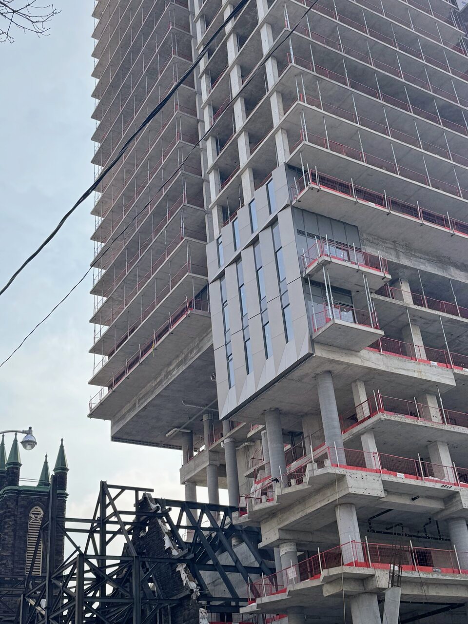 Cladding Progresses as Cielo Condos Reaches Upper Floors | UrbanToronto